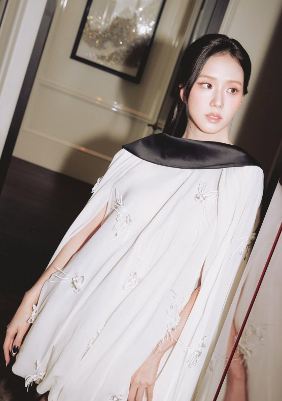 Jisoo reached the height of ethereal charm… even a lip gift engraved ...