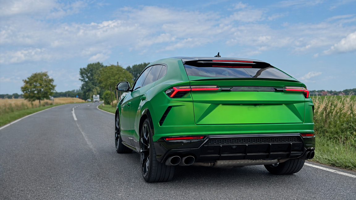 Lamborghini Urus acceleration test with engine sound