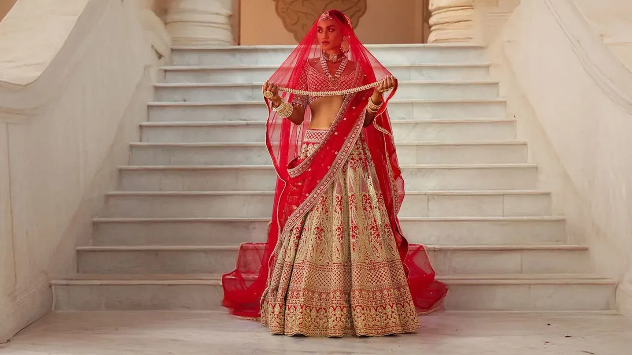 लाल जोड़ा पहनकर ही क्यों विदा होती है दुल्हन? जानिए इसके पीछे की कहानी