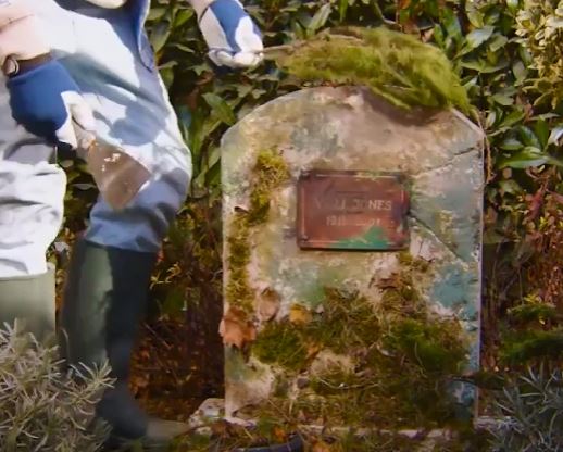 Incredible transformation of a gravestone