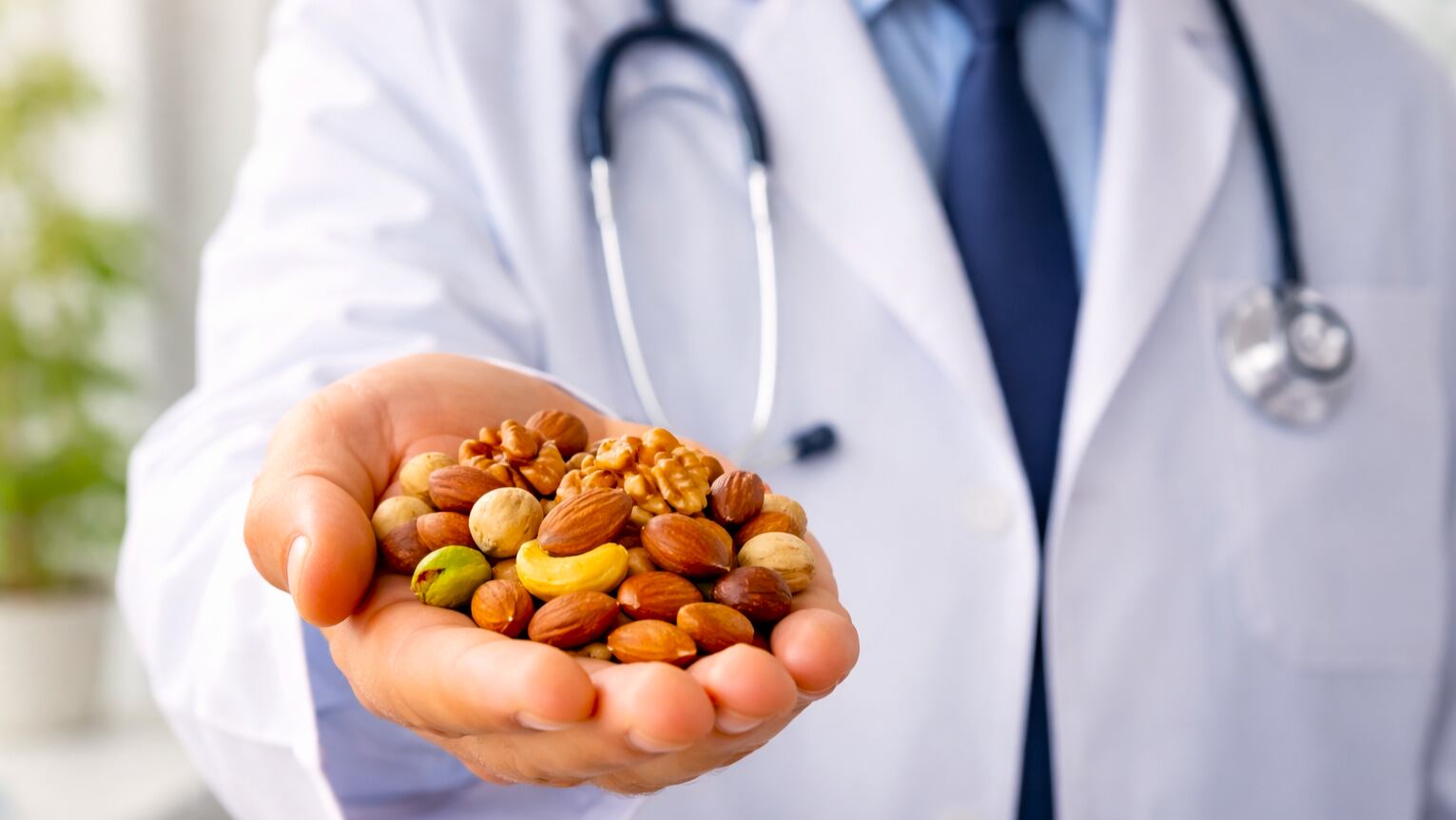 Los 5 frutos secos que recomiendan comer para proteger el corazón y ...