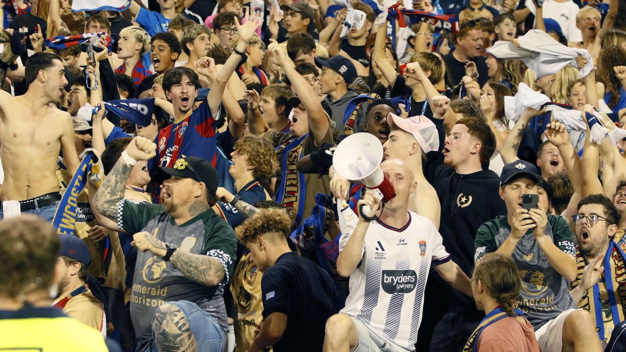 'Brave' Jets maul Mariners, eye off second championship