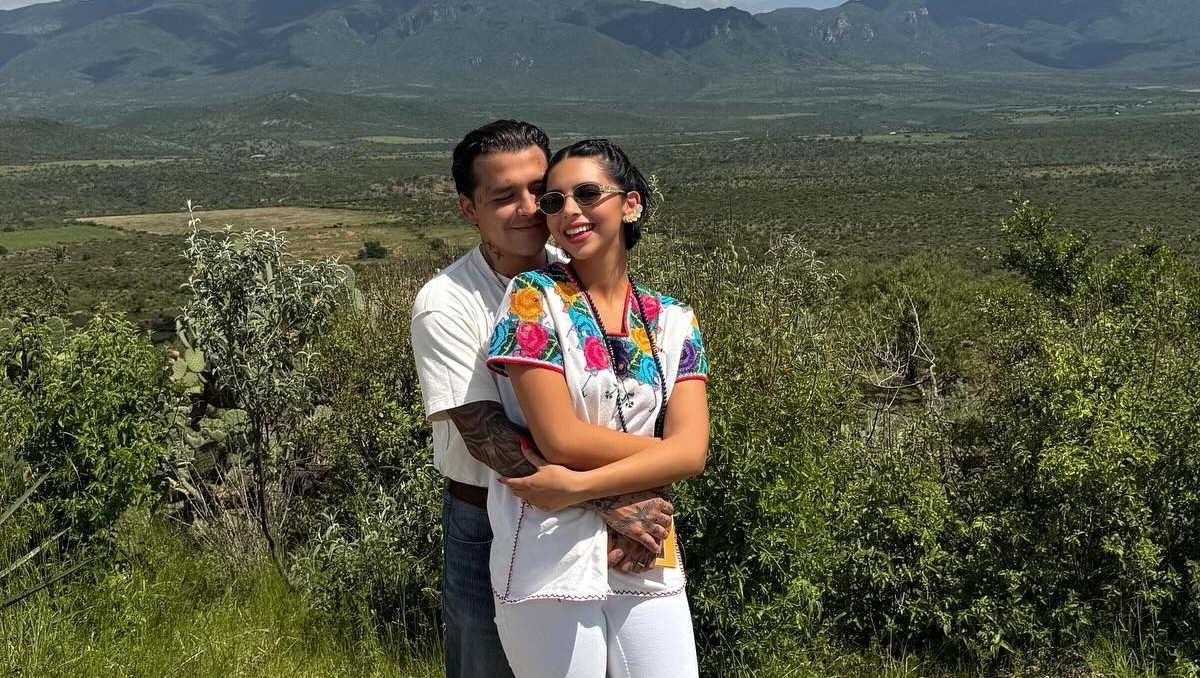 Christian Nodal presume romántica foto con Ángela Aguilar y desmiente ...