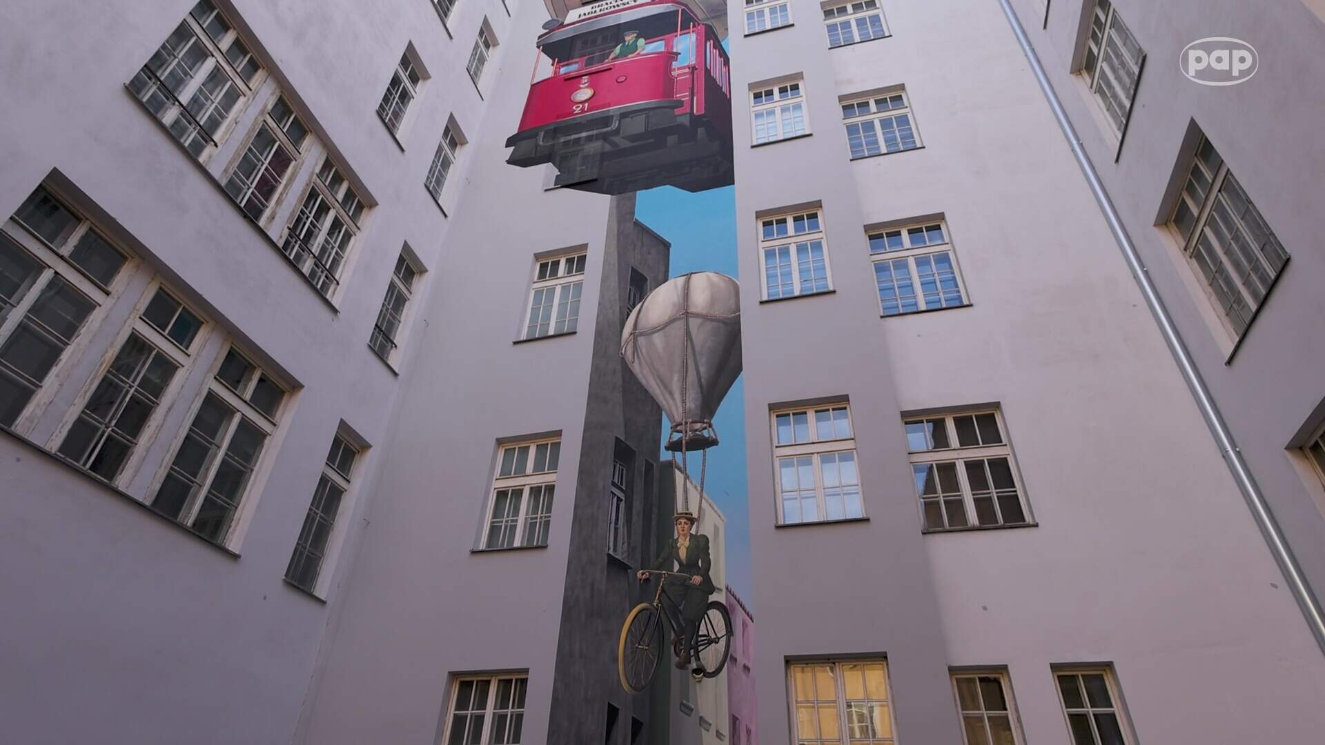 Mural na dziedzińcu kamienicy Braci Jabłkowskich w Warszawie