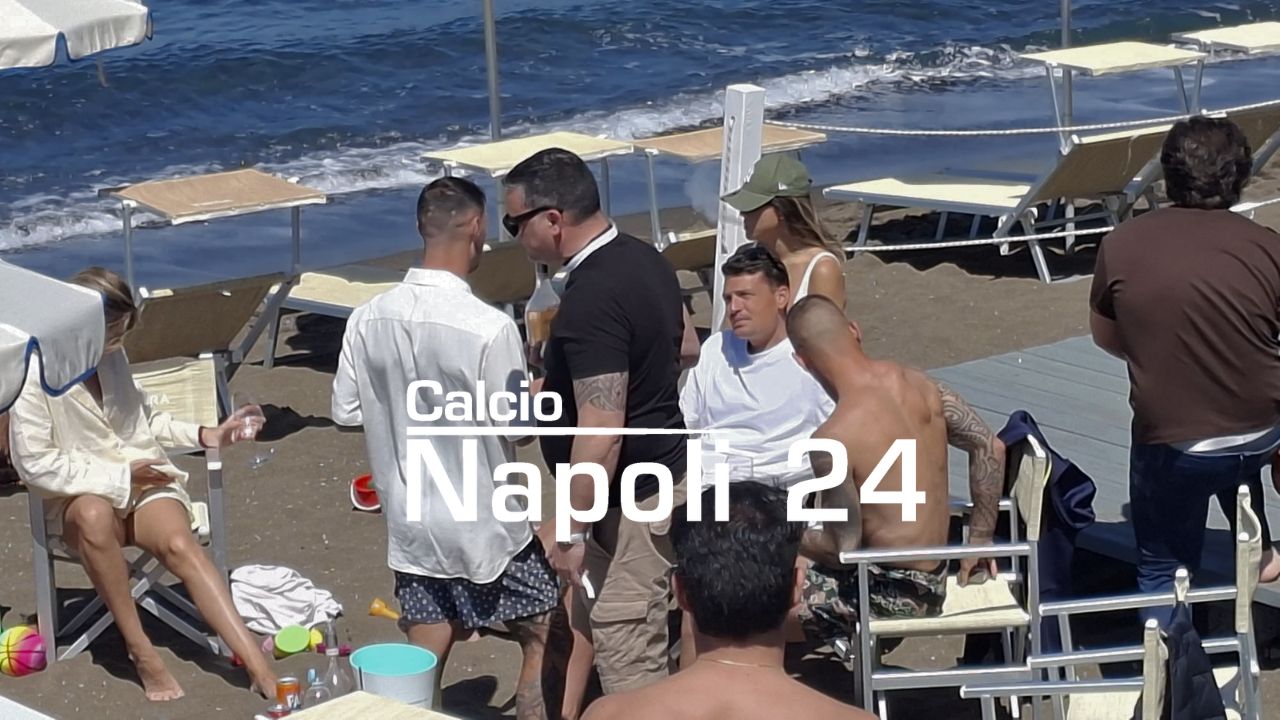 Relax al mare per Spinazzola e Politano: beccati in spiaggia a Procida ...