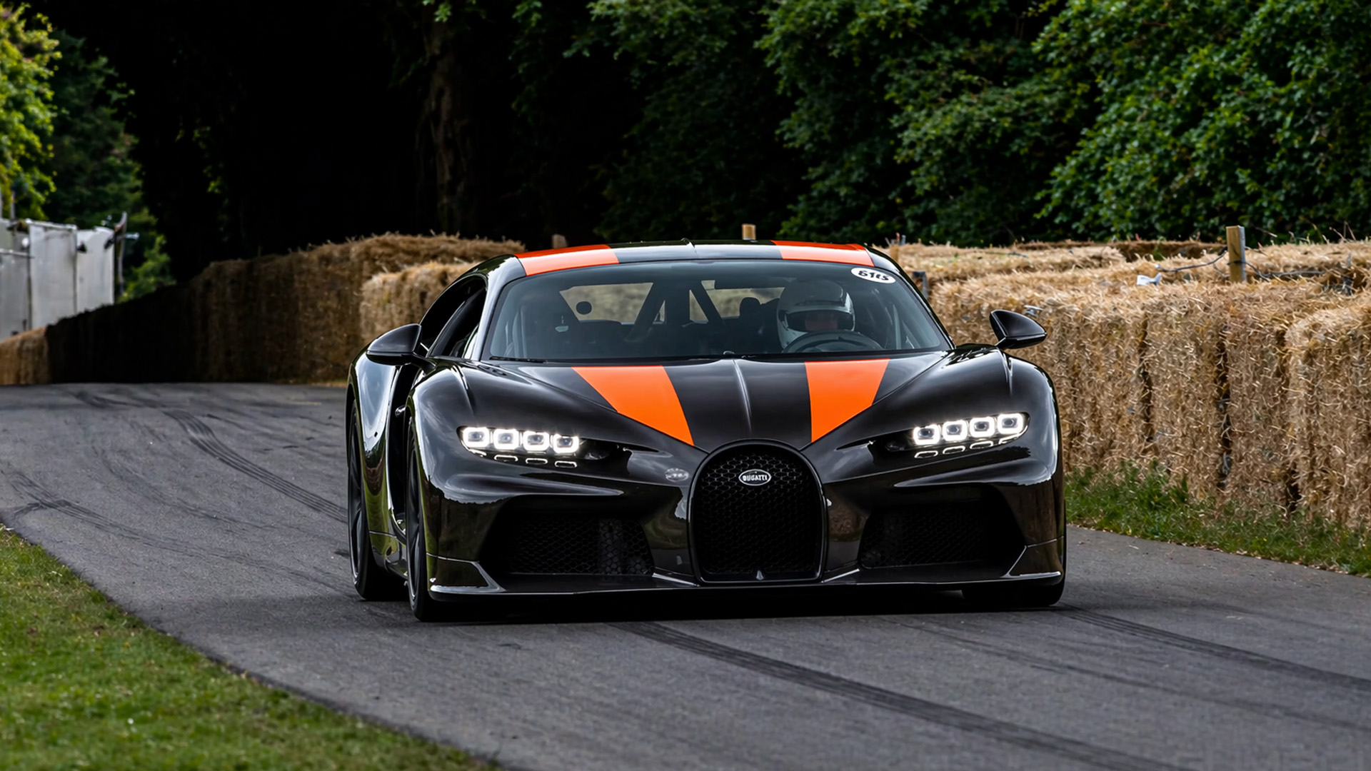 Bugatti Chiron hits incredible speed on track