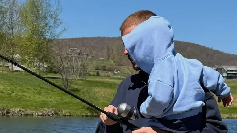 Justin Bieber mostra-se a... pescar com o filho. As imagens