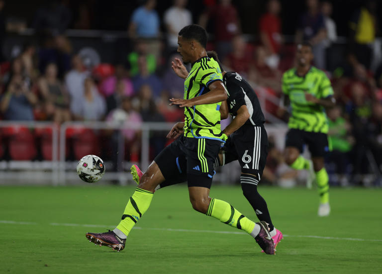 Offer made: PSG growing in confidence in bid to sign €100m Arsenal star