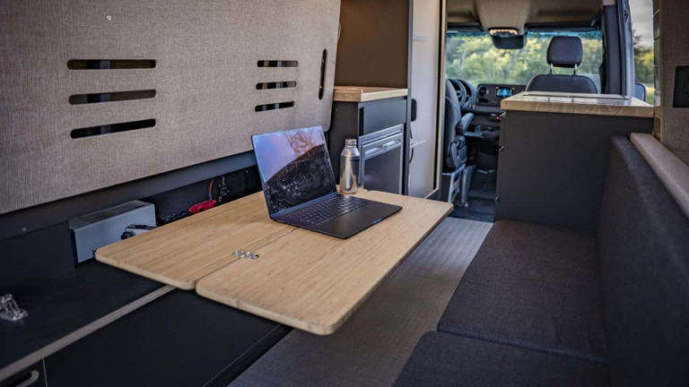 Esta Mercedes-Benz Sprinter de Vanspeed es una camper que se autotransforma