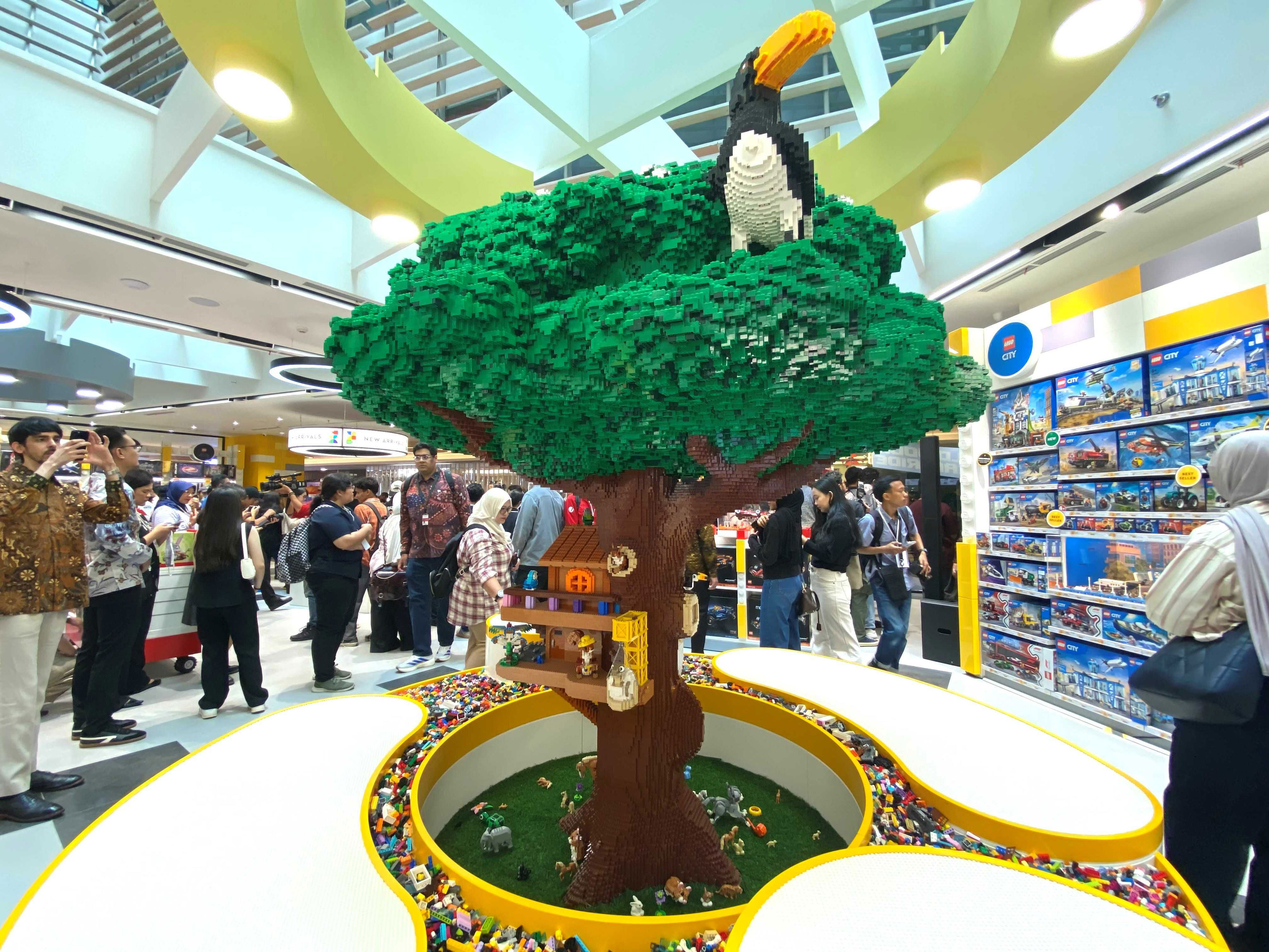 Main sekaligus belajar, Lego certified store terbesar dibuka di Grand ...