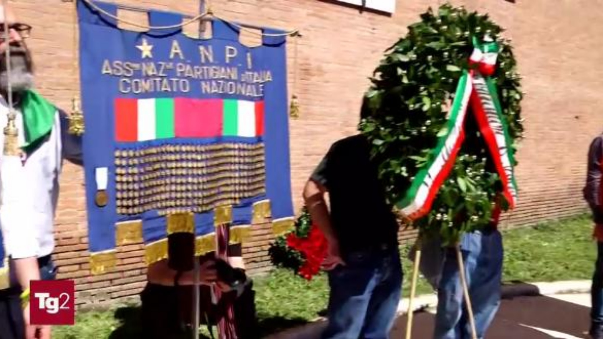 Fiori rossi e bandiere palestinesi a Roma per il 25 aprile. Tensione ...