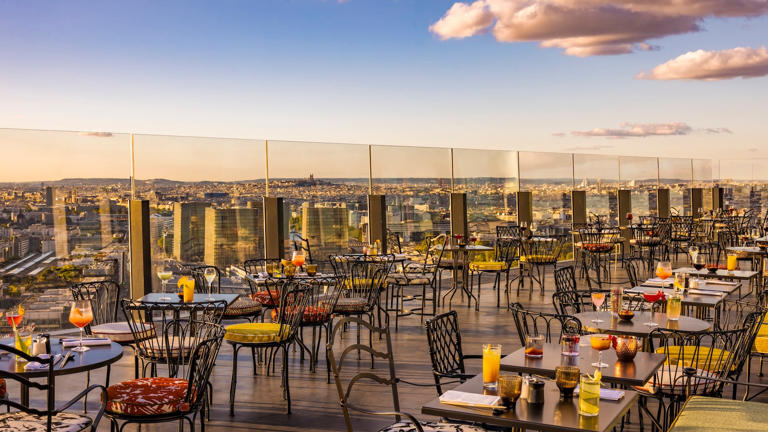À Paris, la terrasse de cet hôtel imaginé par Philippe Starck est le ...