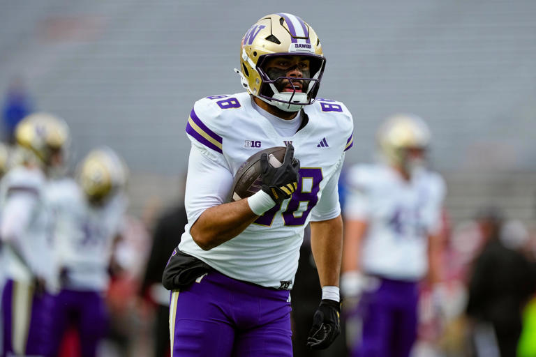 UW TE Quentin Moore signs undrafted deal with Washington Commanders