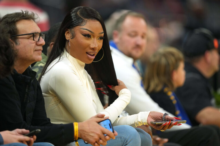 Megan Thee Stallion breaks down on stage after Klay Thompson split