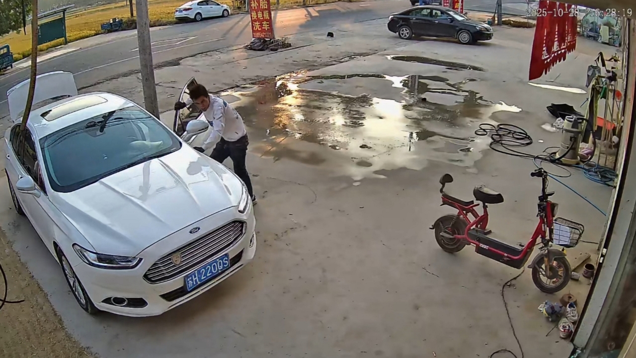 Man injured after car hood suddenly closes during repair in Jiangsu, China
