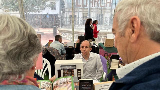 Luarca debate sobre la "prisa social" en la IX Feria del Libro, llena ...