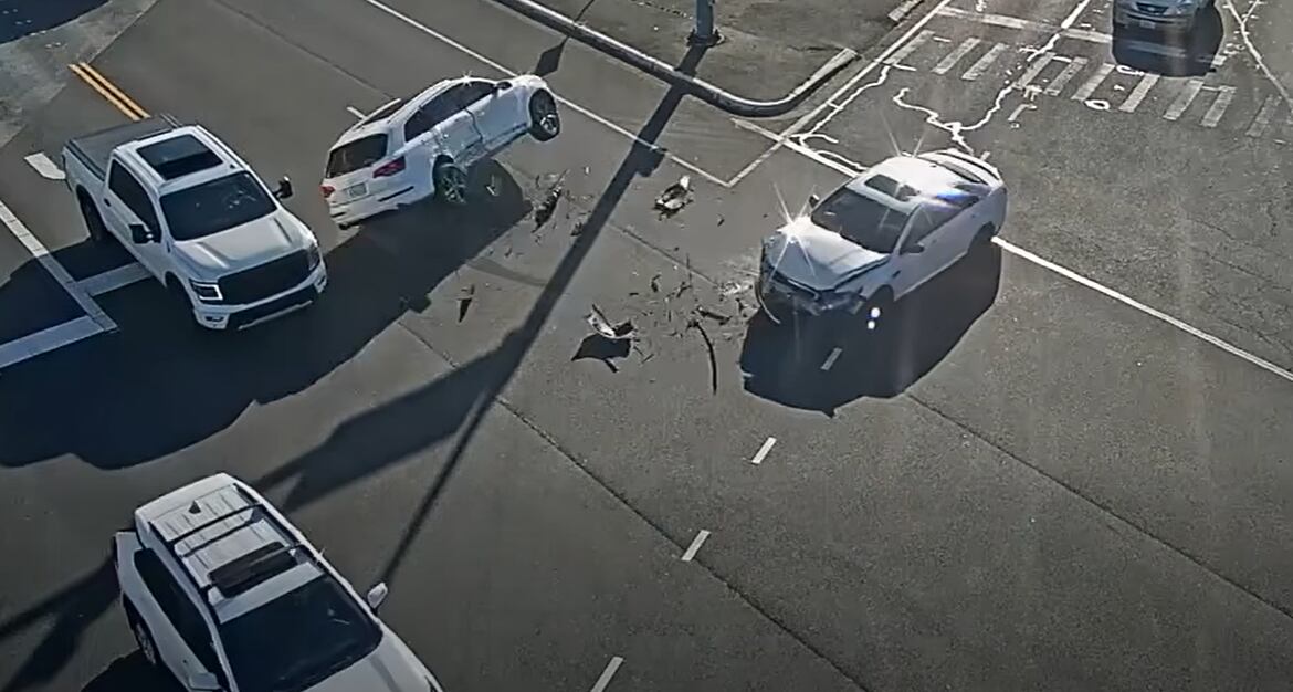 Crash in Lynnwood rolls car with young children inside