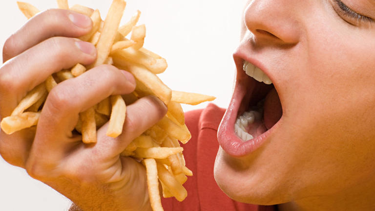 Here's how restaurants get fries to stay crispy for so long