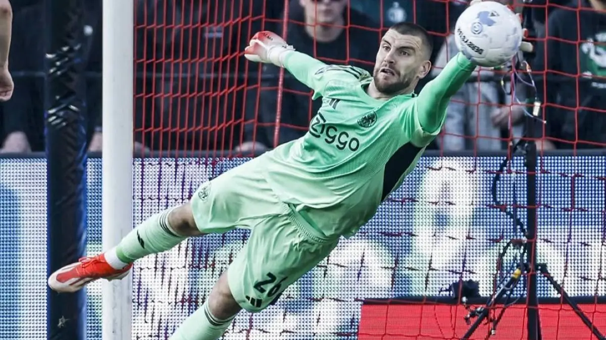 Kiper timnas Indonesia clean sheet lagi! Maarten Paes bawa Ajax ...