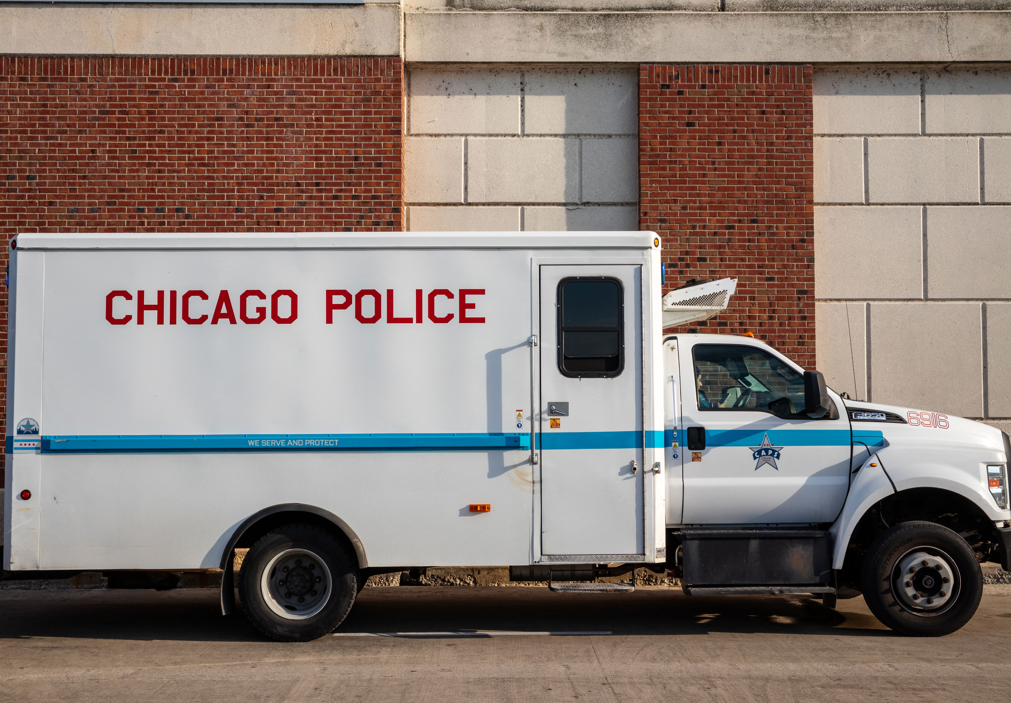 Officer killed in Chicago hospital shooting, suspect in custody