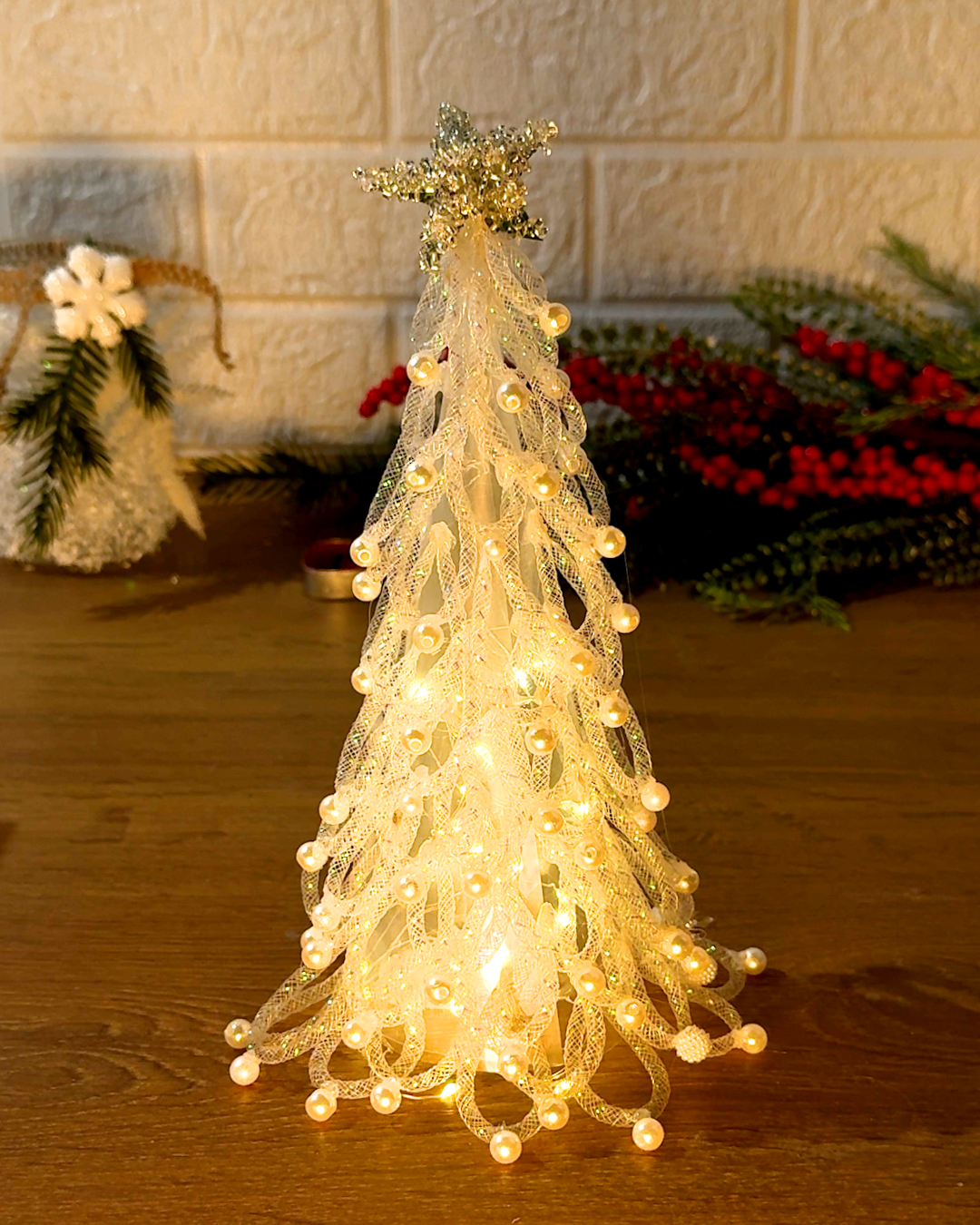 Glowing Christmas tree with elegant charm 🎄