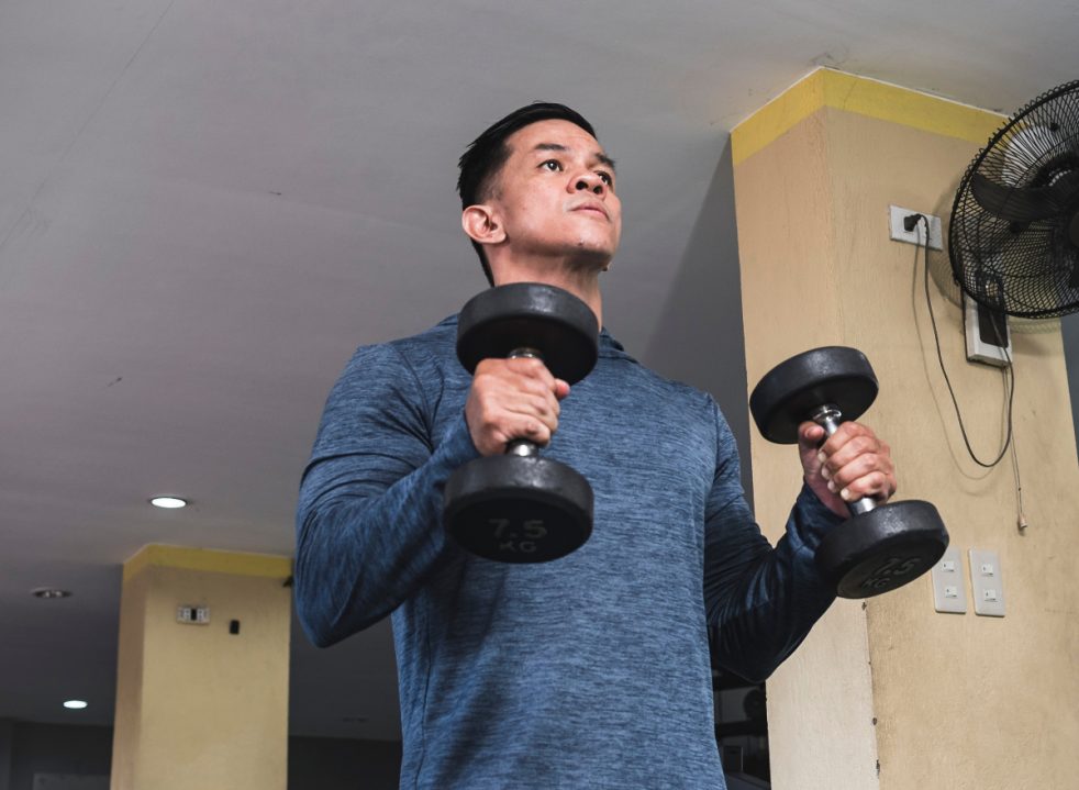 I'm a trainer and these are the 6 beginner dumbbell exercises adults ...