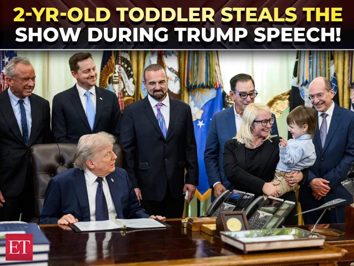 'I love you': Toddler’s playful tantrum stops Trump mid-speech as he ...