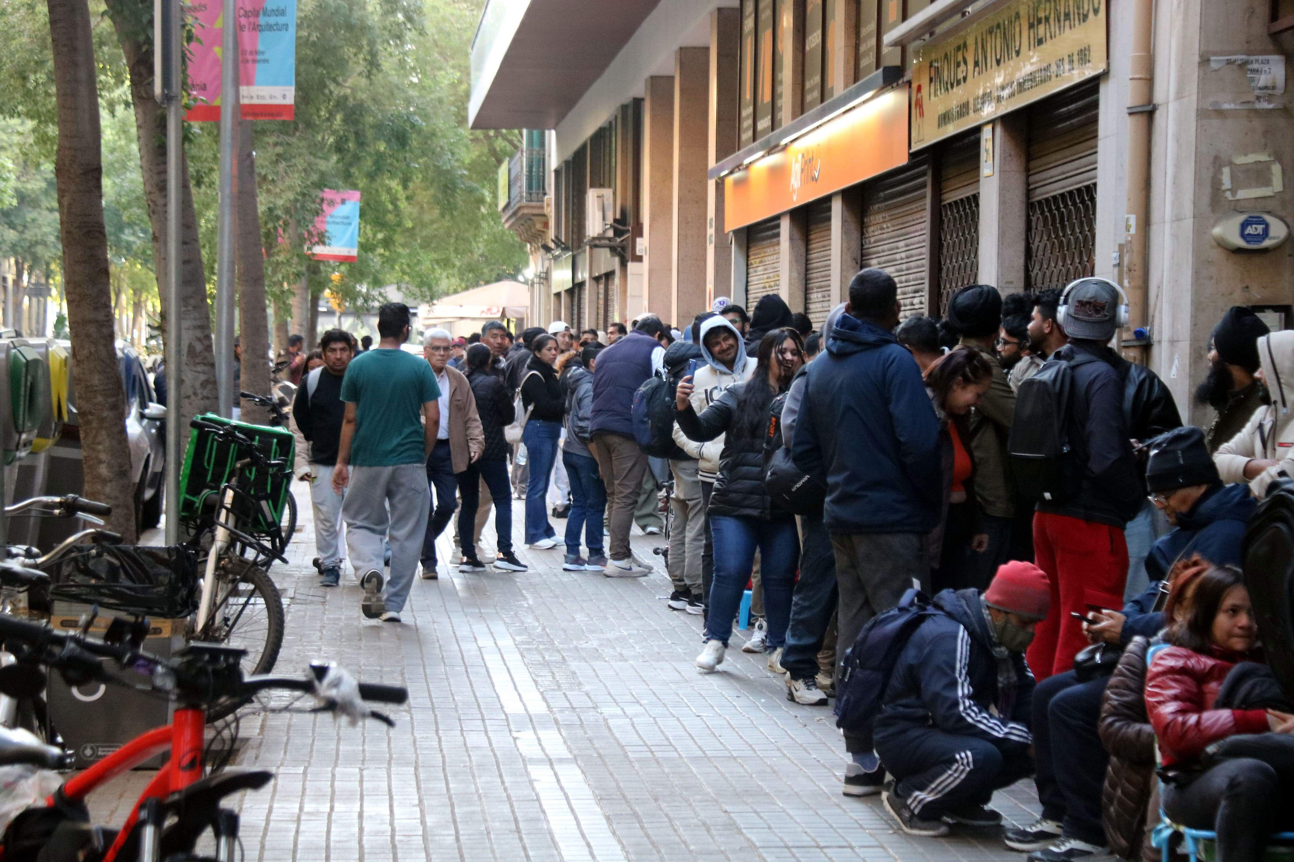 Decenas de personas hacen noche frente a la OAC para hacer los trámites ...