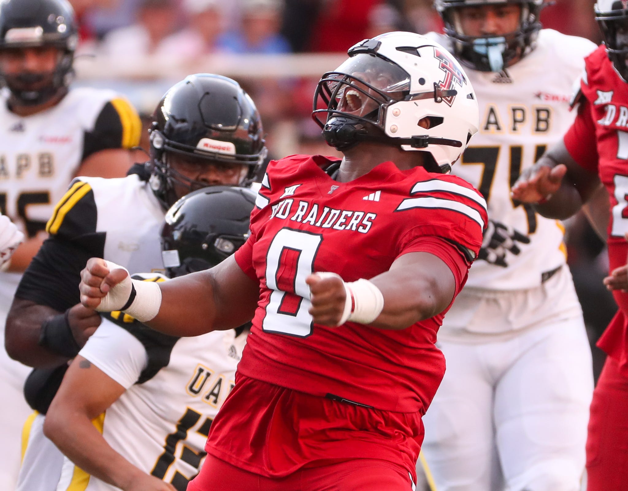 The Lions grab one more edge rusher with Tennessee's Tyre West ...