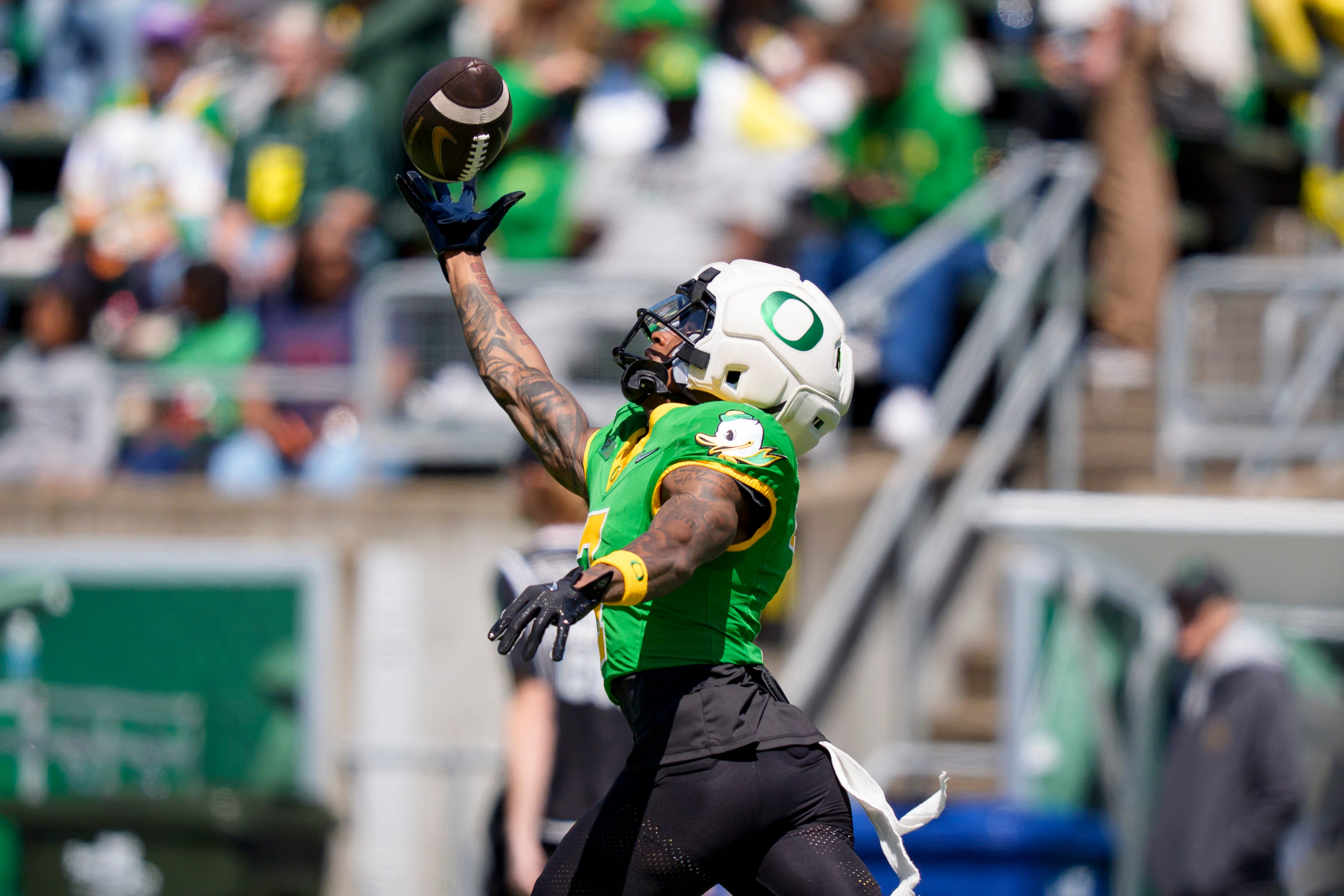 Evan Stewart, Dakorien Moore shine in Oregon football spring game