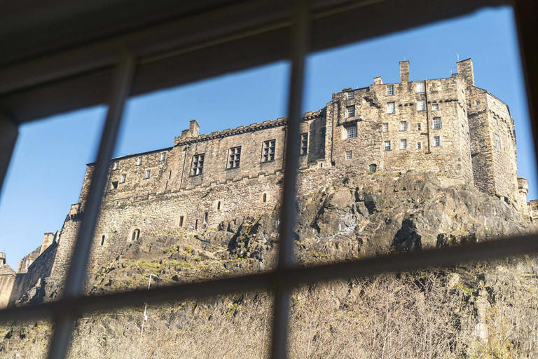 Exceptionally elegant two-bedroom Edinburgh Old Town flat with ...