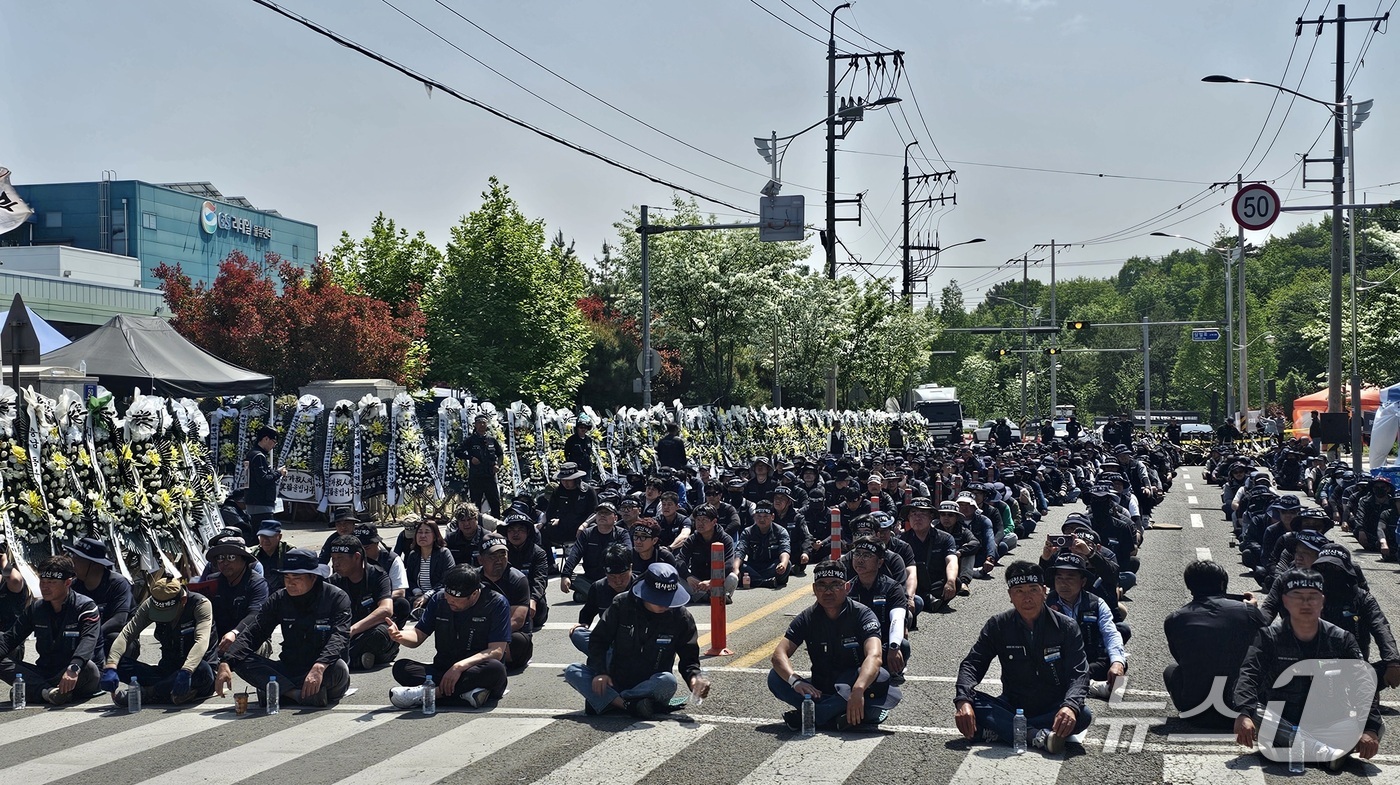 격앙됐던 진주 물류센터 앞, 하루 만에 차분…긴장감 속 추모 이어져