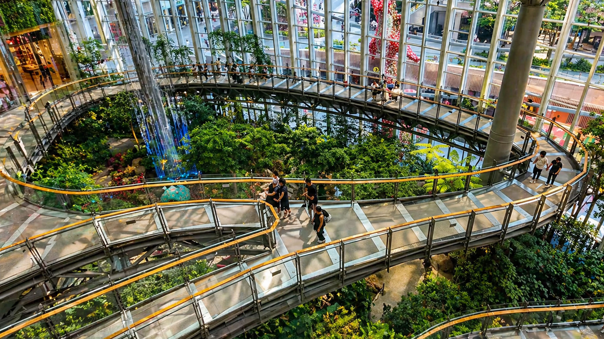 Desain mal yang unik dengan jalur melayang dan hutan dalam ruangan