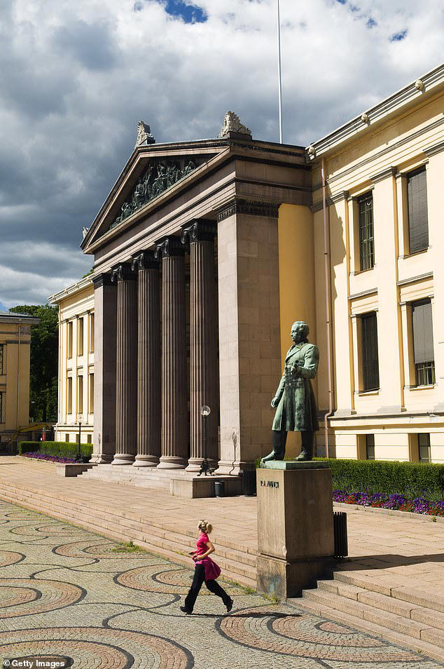 Hyacinth Bucket was right! Social climbing may reduce the risk of an ...