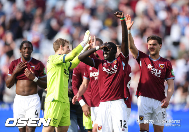 '잔디에 걸려 꺾인 무릎' 홀로 못 걸은 사비 시몬스, 시즌 내 복귀 가능할까... 솔란케도 부상 OUT