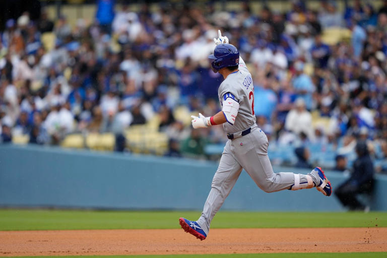 Dodgers score 6 runs in 4th to snap the Cubs' 10-game winning streak ...
