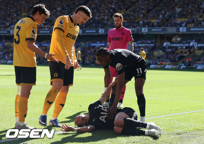 '잔디에 걸려 꺾인 무릎' 홀로 못 걸은 사비 시몬스, 시즌 내 복귀 가능할까... 솔란케도 부상 OUT