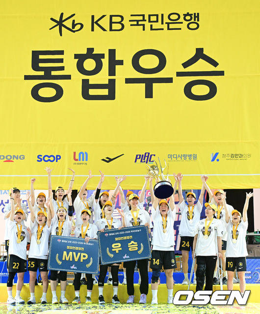 통합우승 거두며 뜨겁게 환호하는 KB