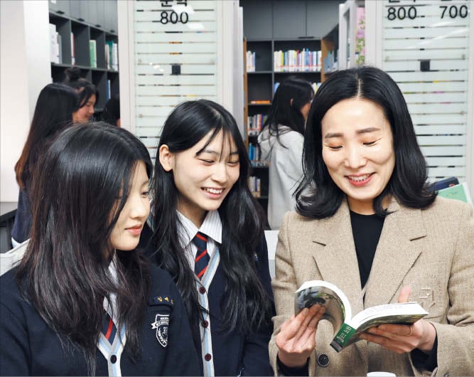 Incheon Inju Middle School's reading push boosts loans