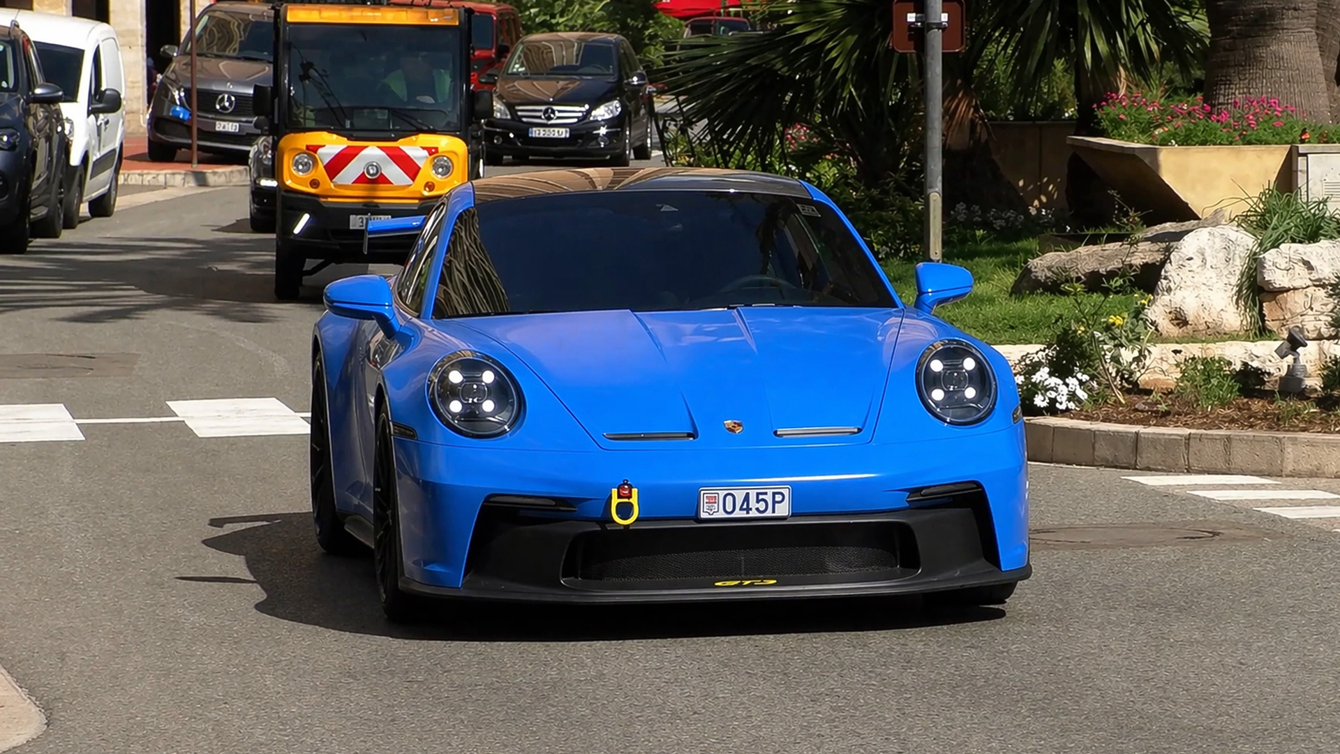 Porsche 911 van $300.000 rijdt door de straten van Monaco