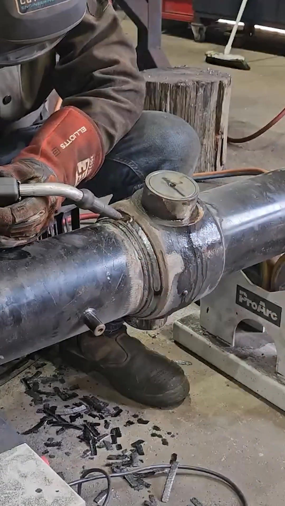 Inspecting a cracked hydraulic cylinder