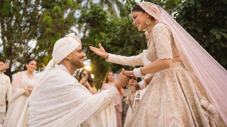 'Don't say I do without...': Financial advisor warns couples on money ...