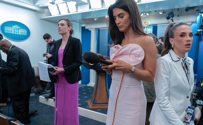 행사 30분 만에 '탕, 탕'…트럼프, 대피 중 바닥에 주저앉기도