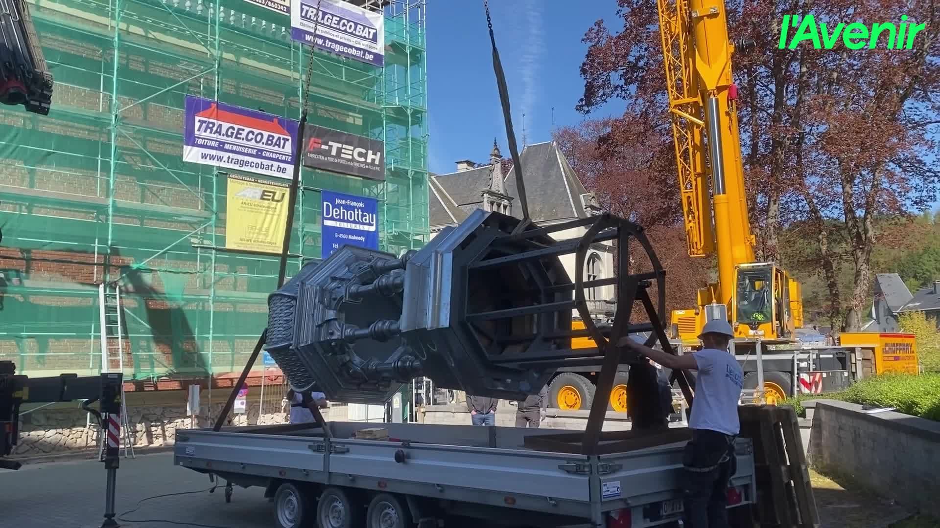 Montage du campanile rénové de l'hôtel de ville de Malmedy