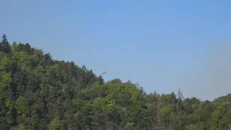 400 Einsatzkräfte kämpfen gegen Waldbrand bei Graz