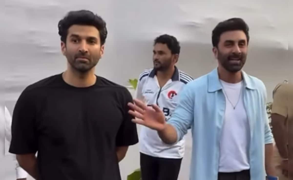 Watch: Ranbir Kapoor refuses to pose with Aditya Roy Kapur, and his ...