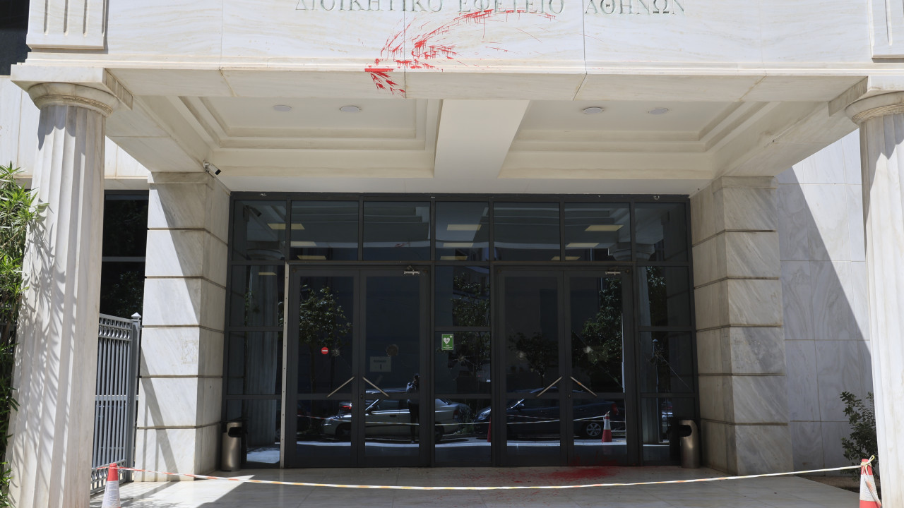 Άγνωστοι επιτέθηκαν στο Διοικητικό Εφετείο Αθηνών με βαριοπούλες και ...