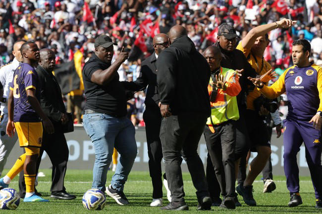 Watch | Soweto derby chaos: Warm-up brawl between Chiefs and Pirates ...