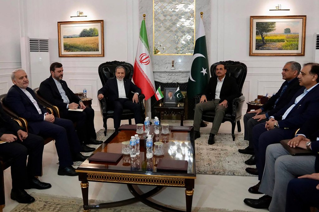 Top Iranian negotiator arrives in Pakistan after regime skipped peace ...