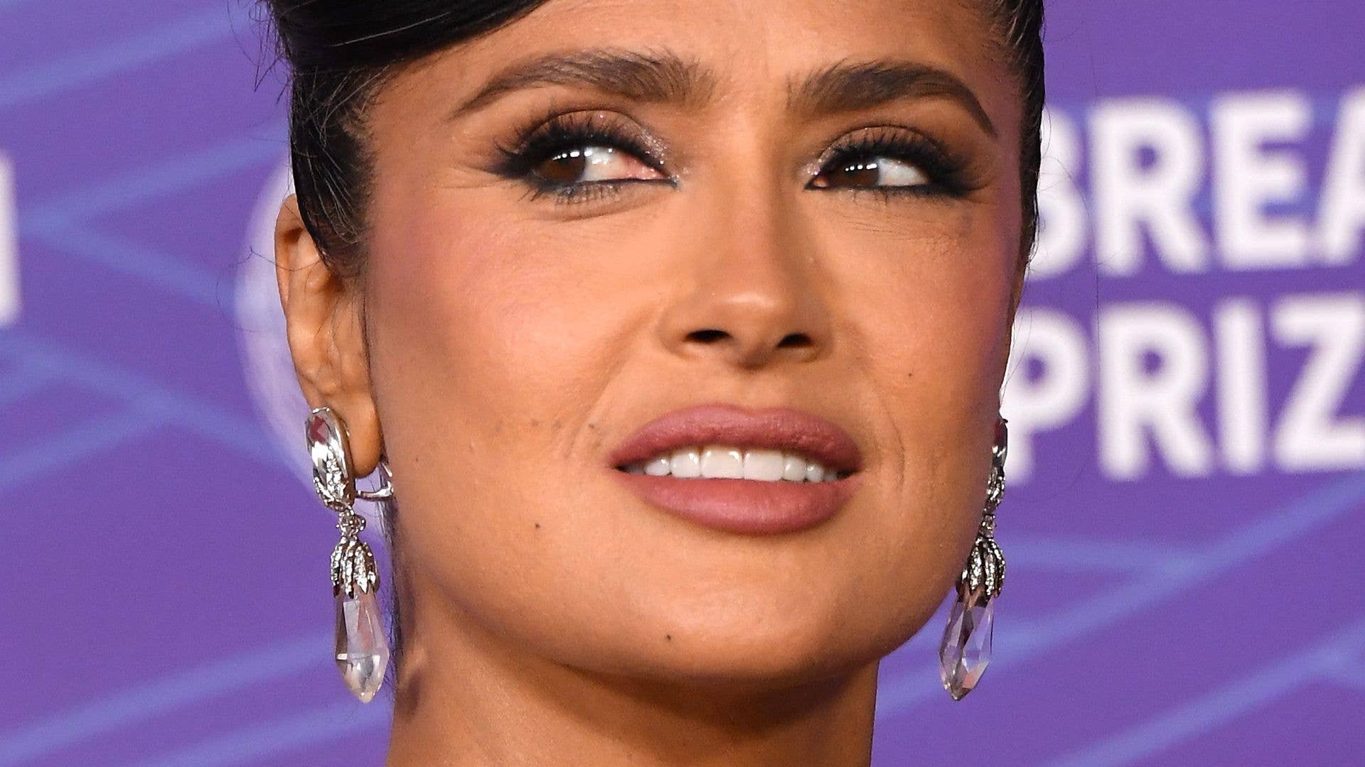Salma Hayek embraces her gray hair in the most youthful way yet in head ...